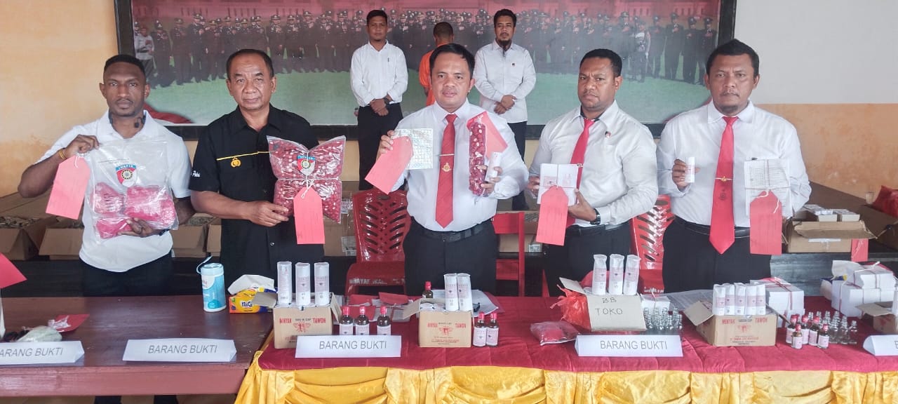 Reskrim Polres Jayapura Bongkar Pemalsuan Minyak Gosok Cap Tawon Siap ...